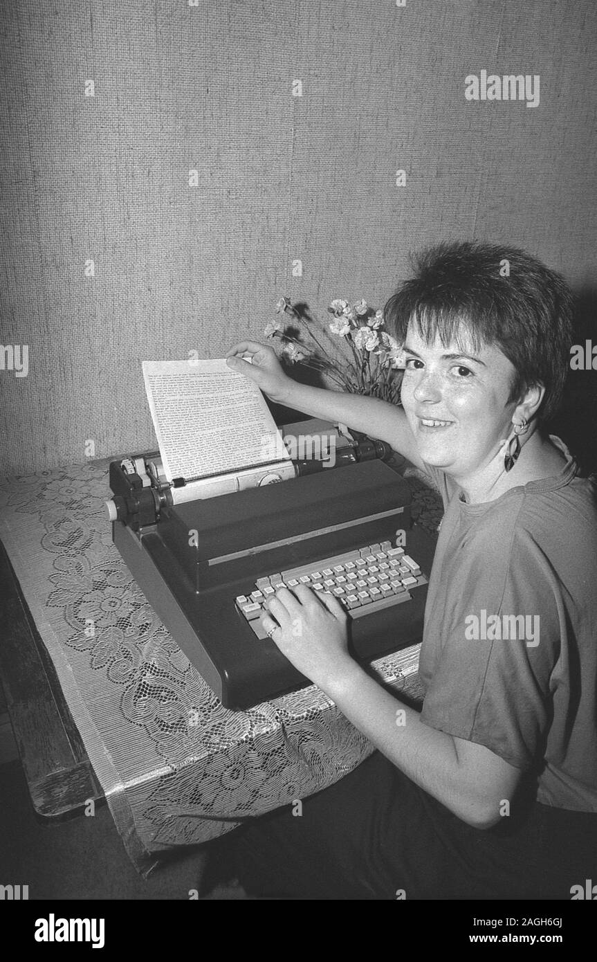 Female typist 1980s hi-res stock photography and images - Alamy