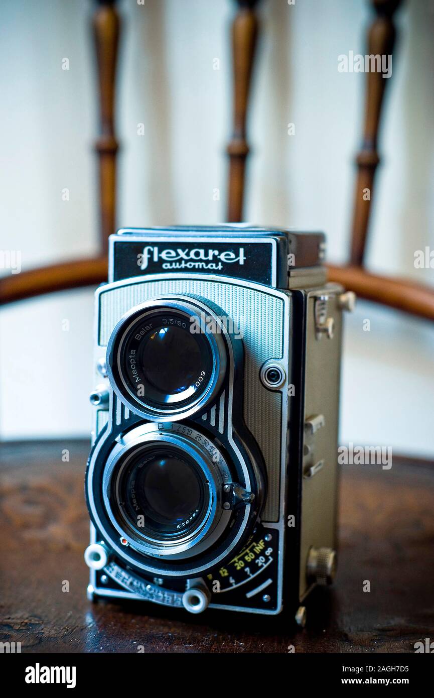 vintage Flexaret twin lens camera on a chair Stock Photo - Alamy