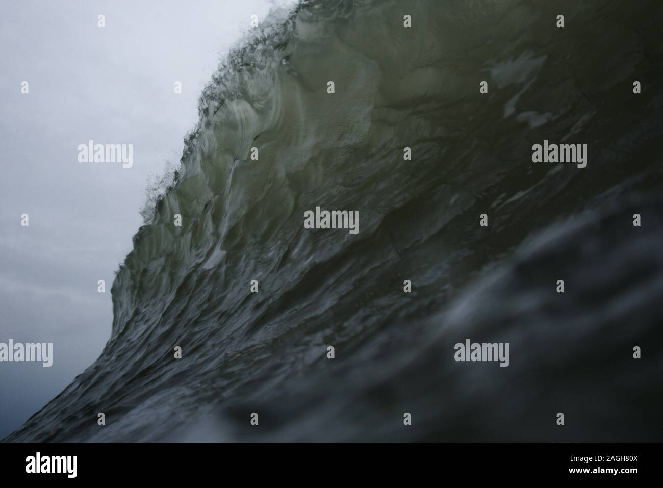 Crest of a wave hi-res stock photography and images - Alamy