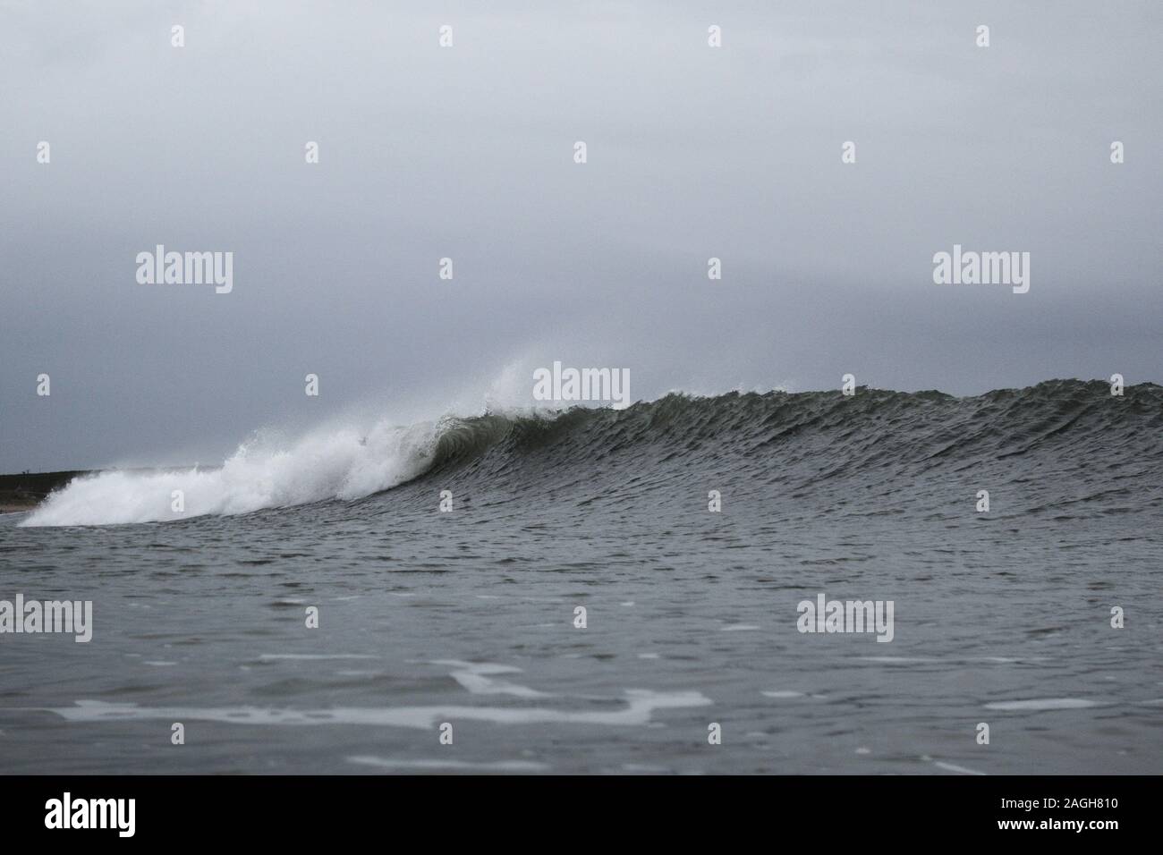 Rolling wave hi-res stock photography and images - Alamy