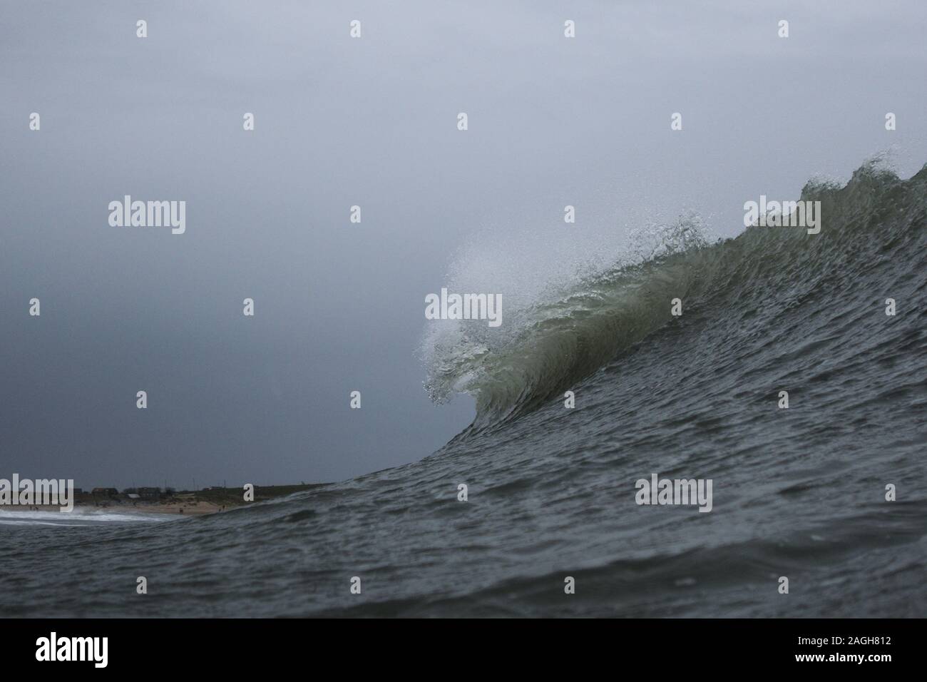 Golden breaking wave hi-res stock photography and images - Alamy