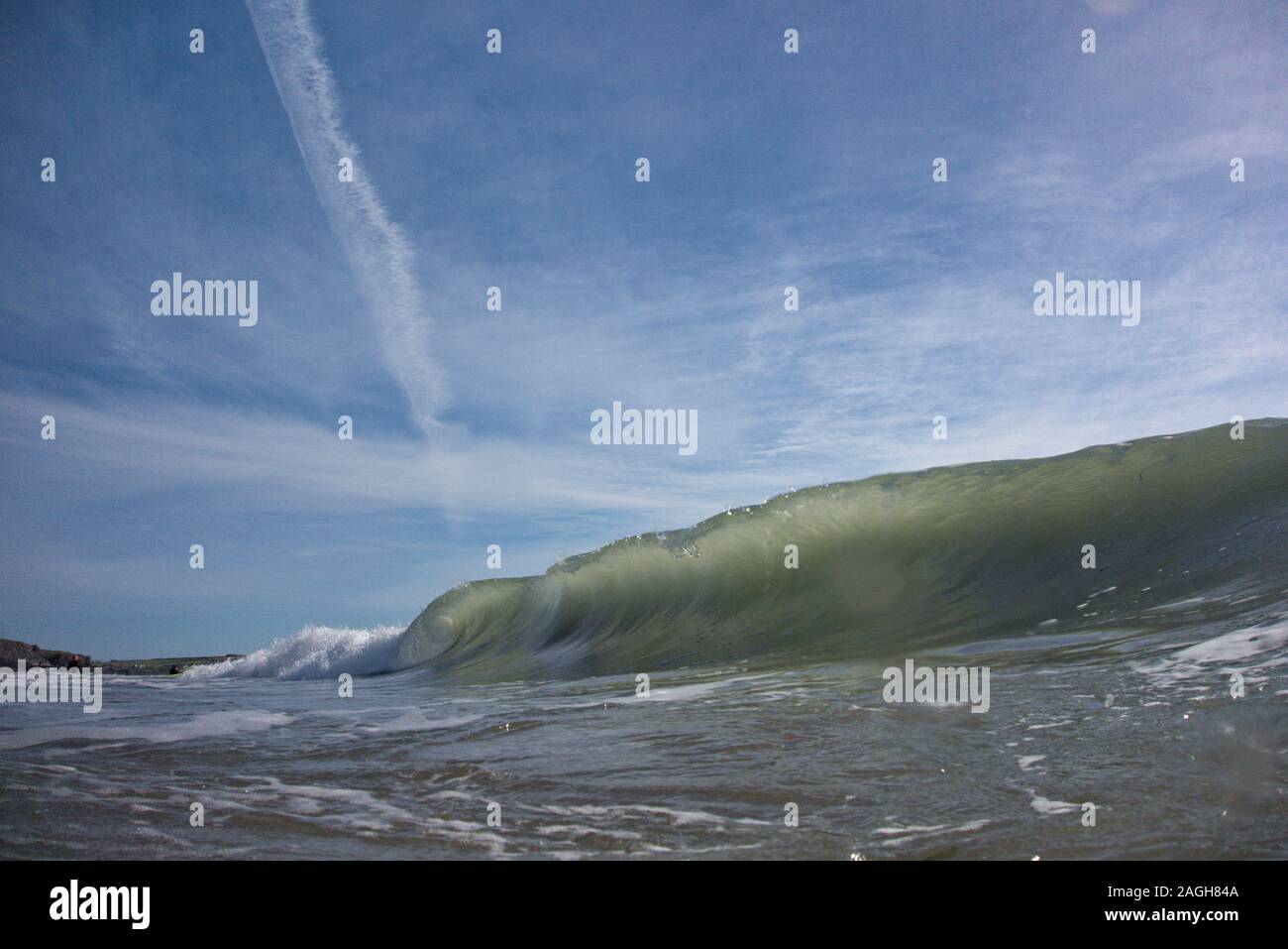Looming waves hi-res stock photography and images - Alamy