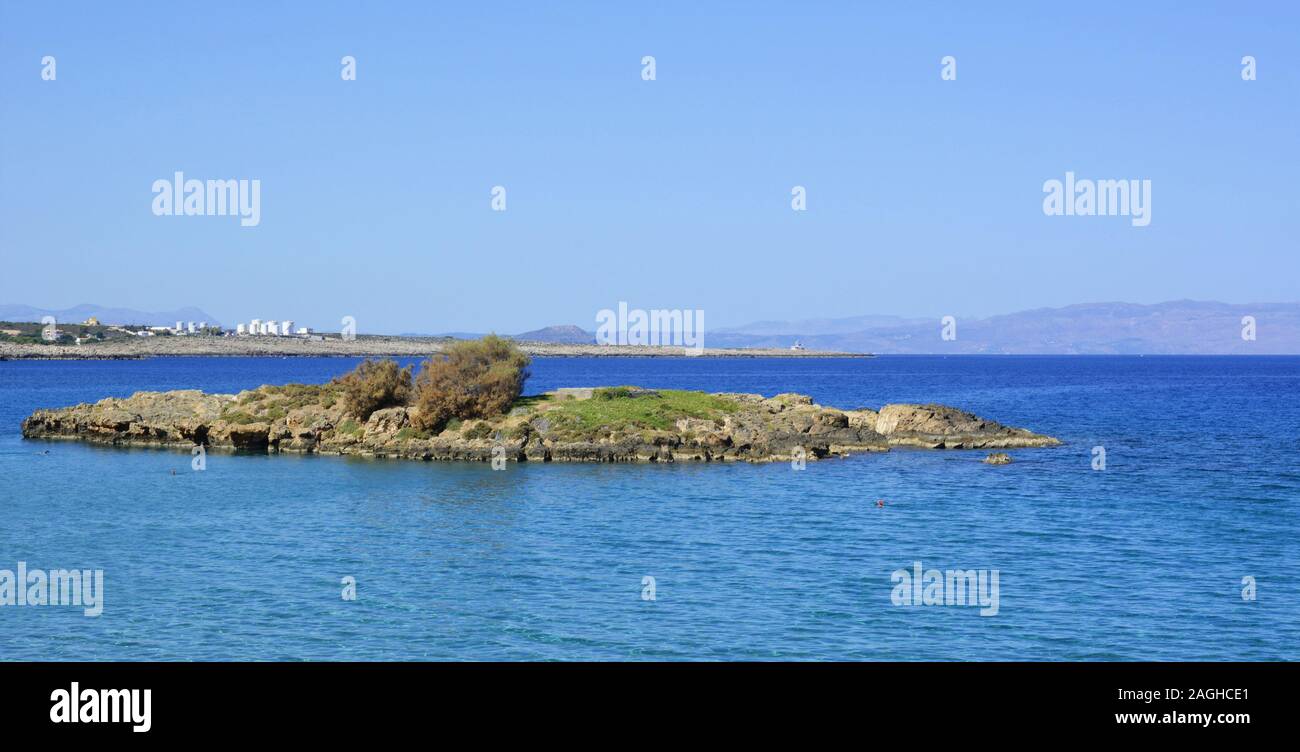 an atoll in the middle of the sea Stock Photo - Alamy