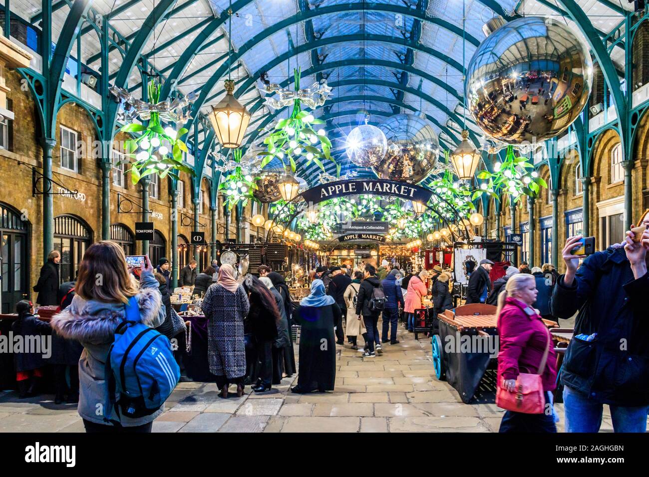 Indoor market stalls england hi-res stock photography and images - Alamy