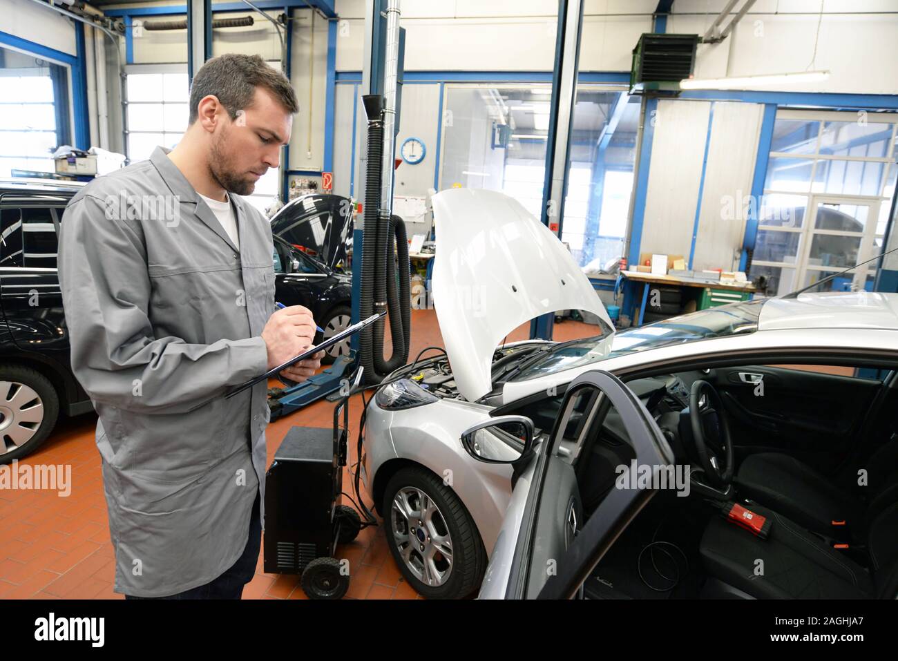 Work auto shop hi-res stock photography and images - Alamy