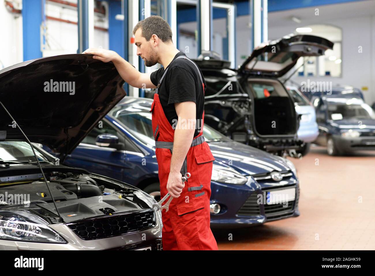 mechanic in a workshop checks and inspects a vehicle for defects Stock ...