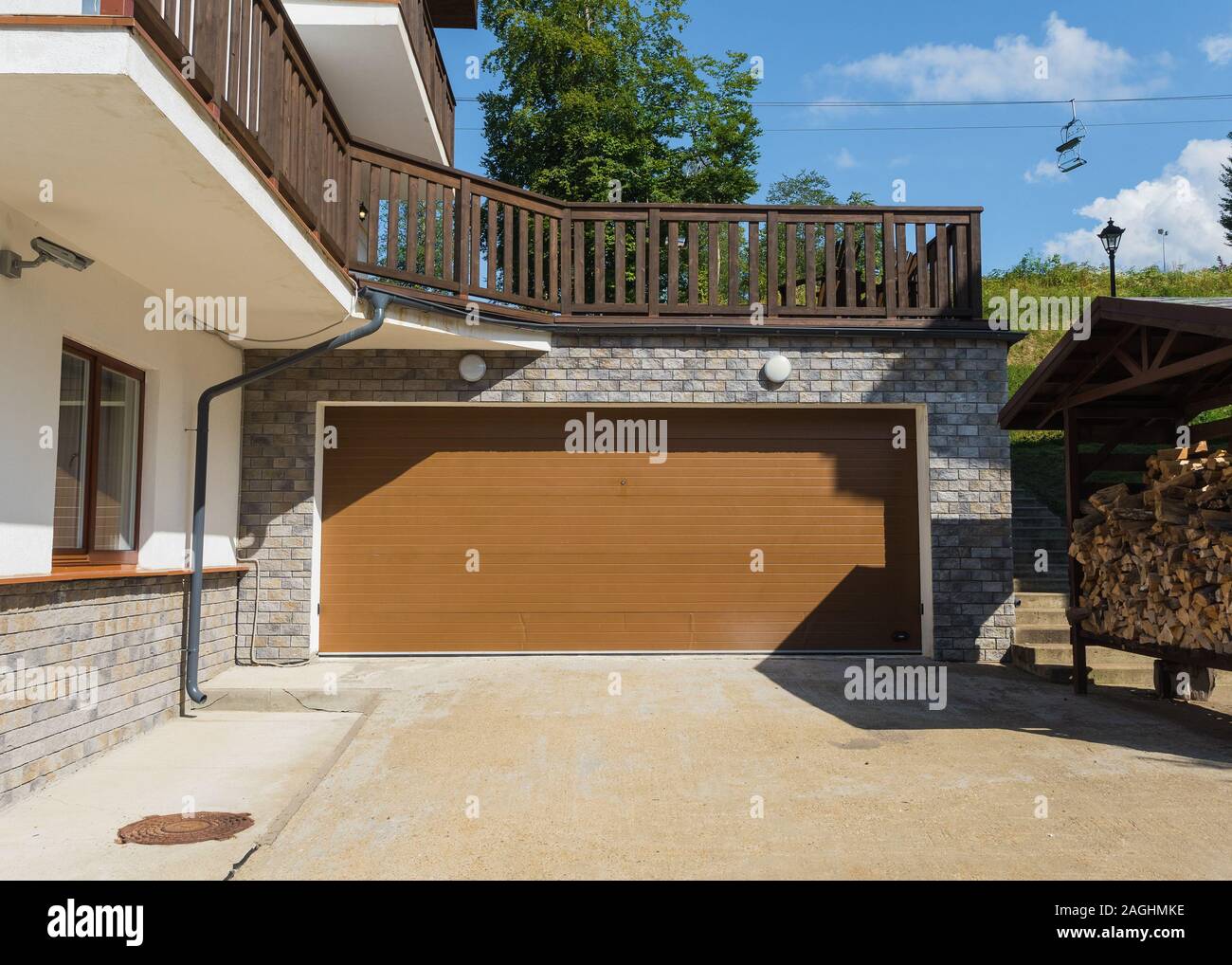 Garage lift and home hi-res stock photography and images - Alamy
