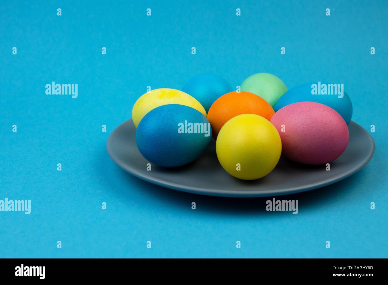Plate beautiful colored eggs hi-res stock photography and images - Alamy