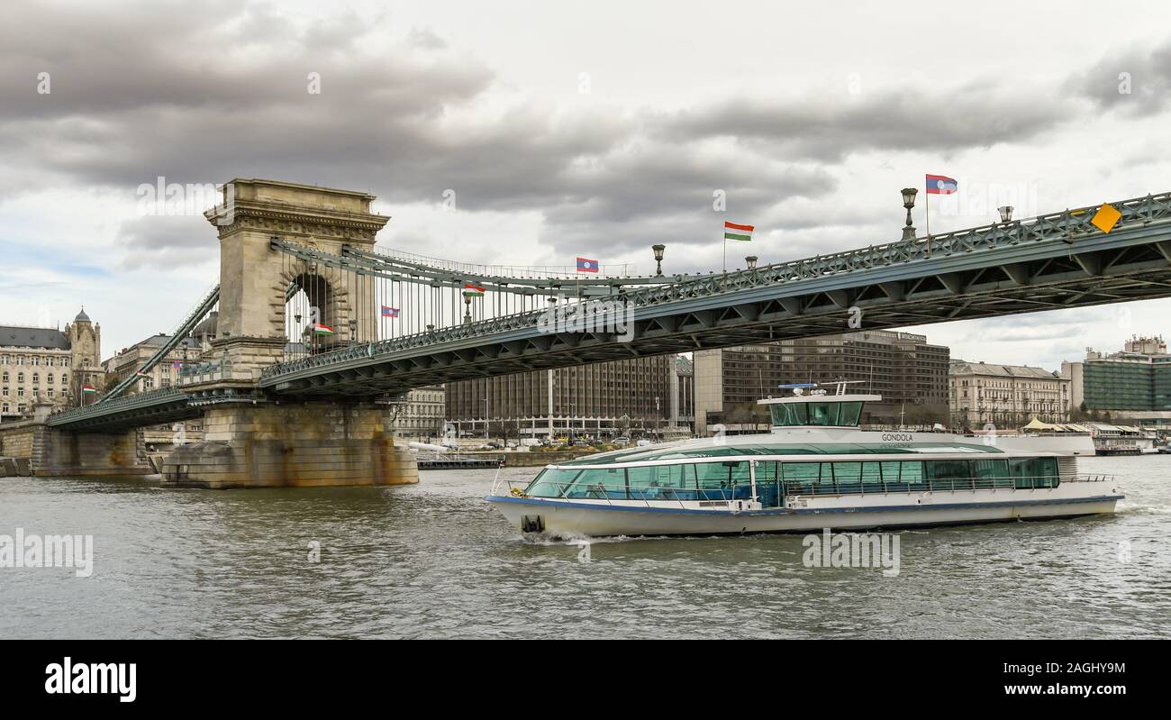 BUDAPEST, HUNGARY - MARCH 2019: The Chain Bridge which crosses the ...