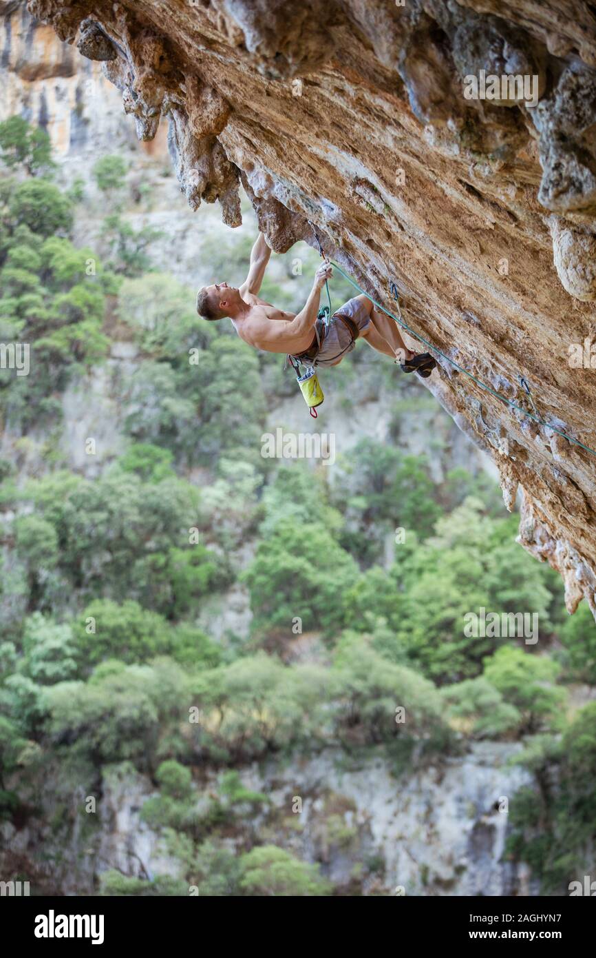 Young male rock climber on challenging route on overhanging cliff Stock ...