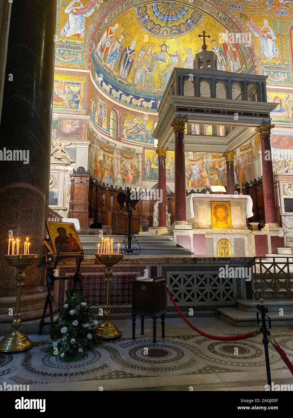 Dome ceiling altar temple hi-res stock photography and images - Alamy
