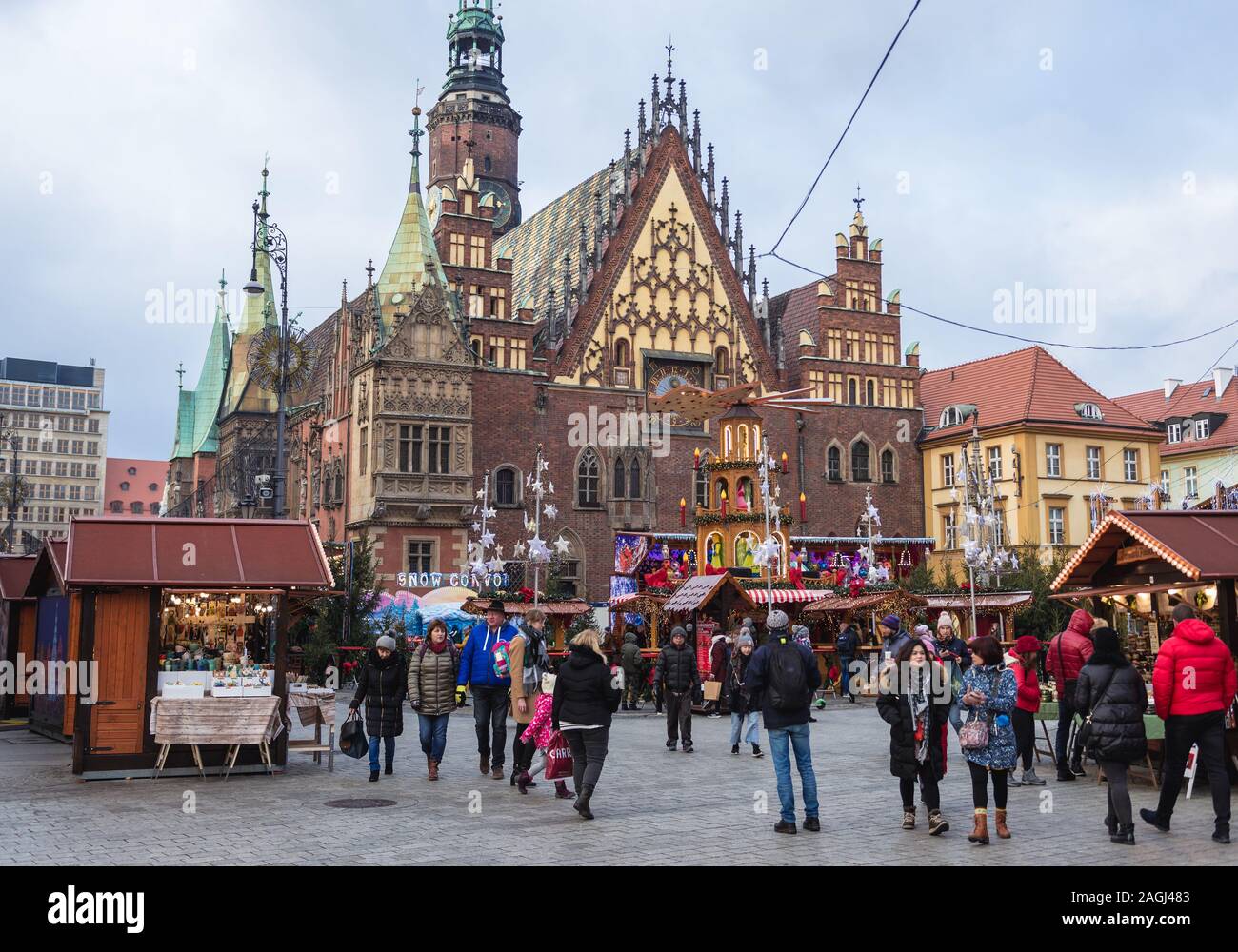 Traditional Christmas market on the Old Town of Wroclaw in Silesia ...