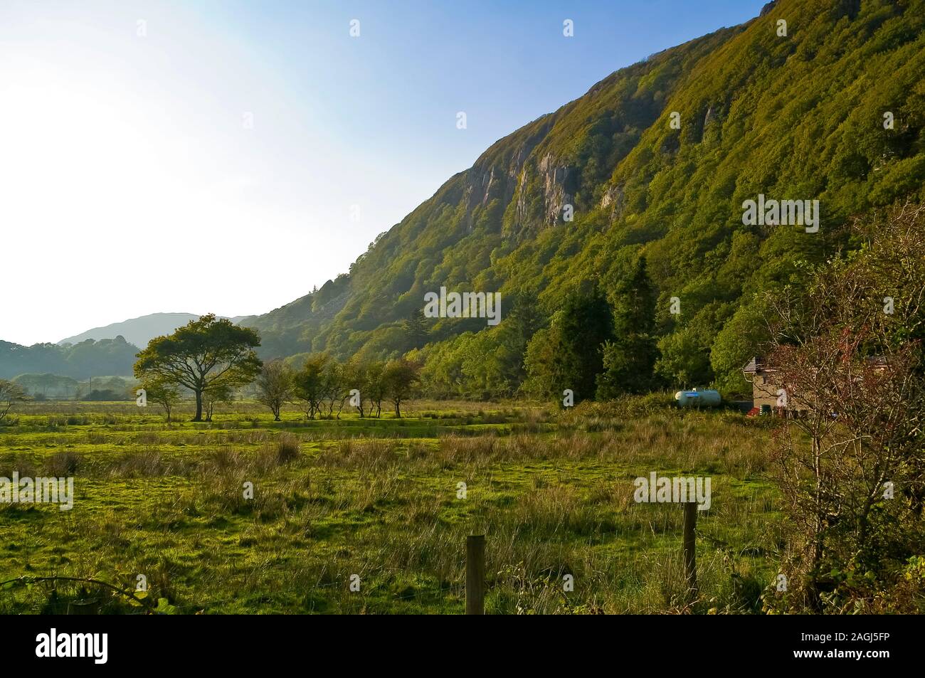 The cliffs at Tremadog, North Wales in early evening Stock Photo - Alamy