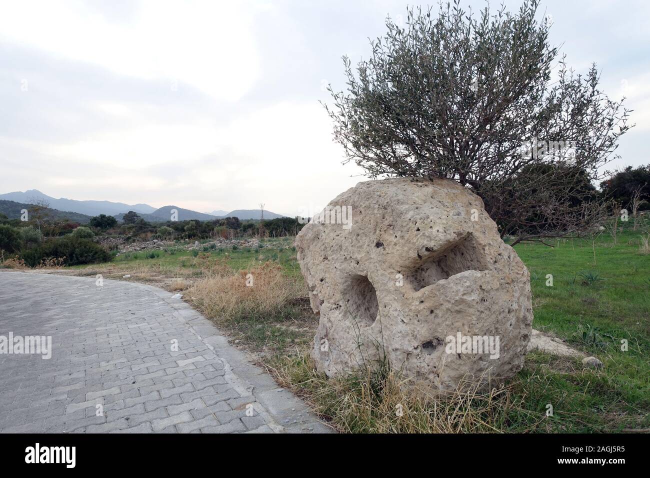 alter Mühlstein am Miniturenpark, Akanthou / Tatlisu, Türkische ...