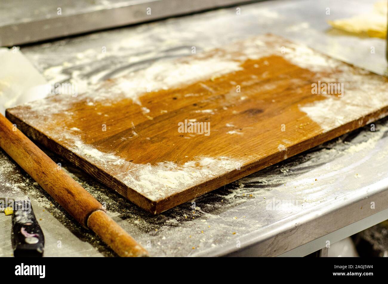 Professional Chef kitchen wooden surface powder Stock Photo - Alamy
