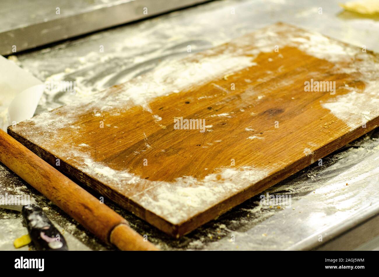 Professional Chef kitchen wooden surface powder Stock Photo - Alamy
