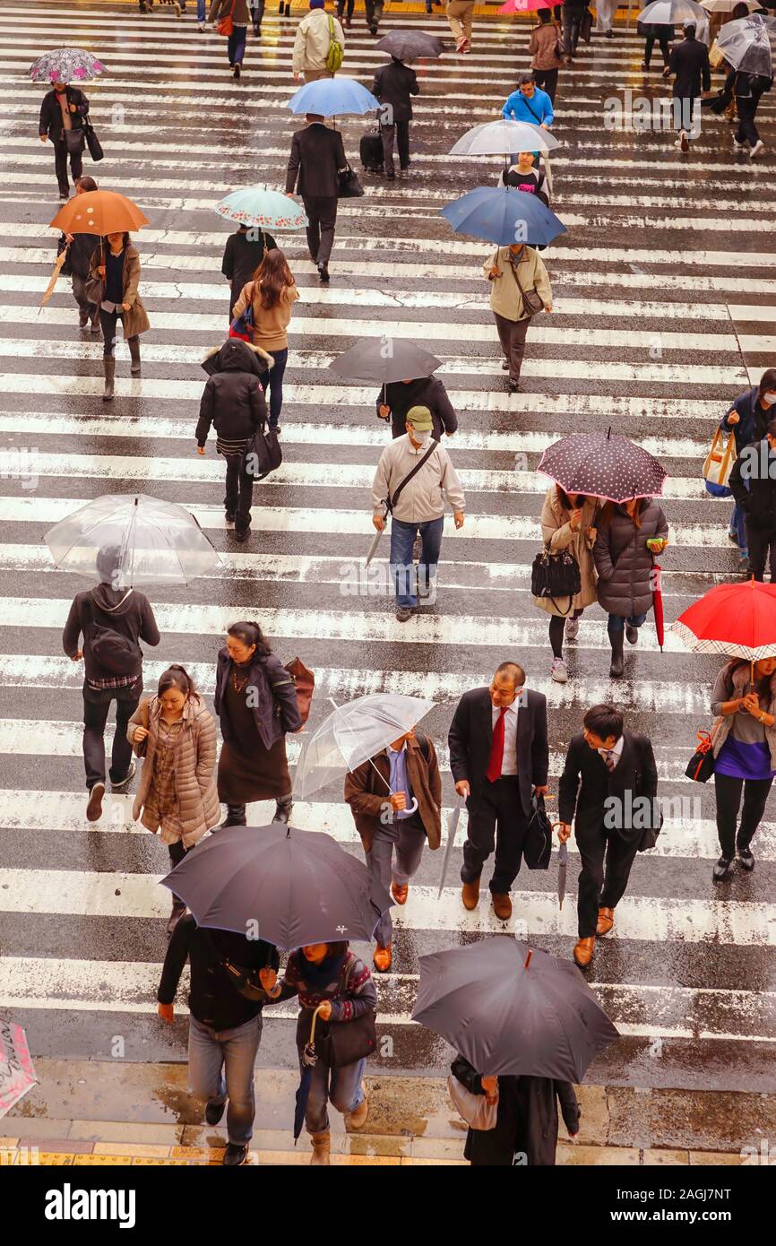 Rain tokyo pedestrian japan people hi-res stock photography and images ...