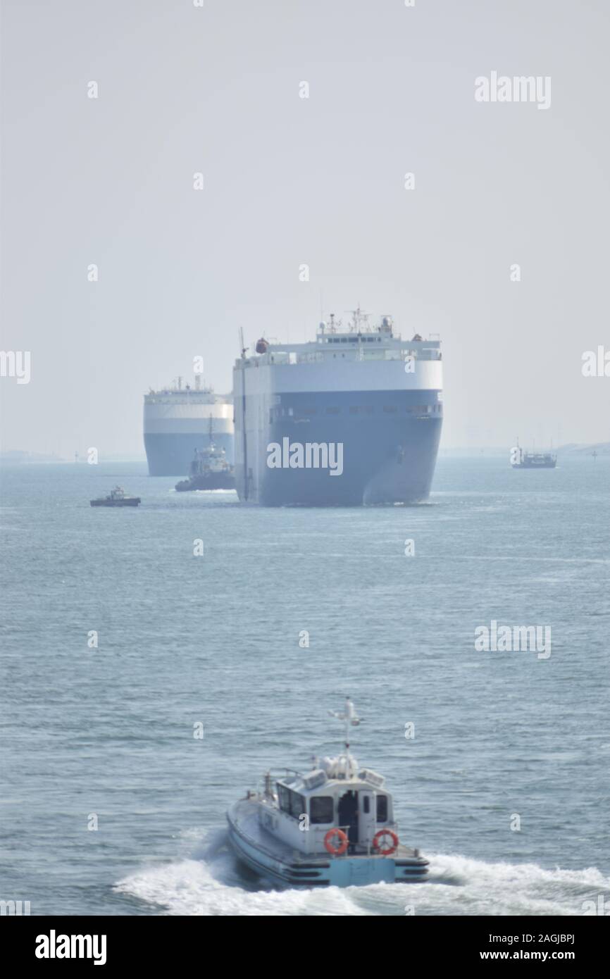Convoy of ships exiting the Suez Canal April 2018 Stock Photo - Alamy
