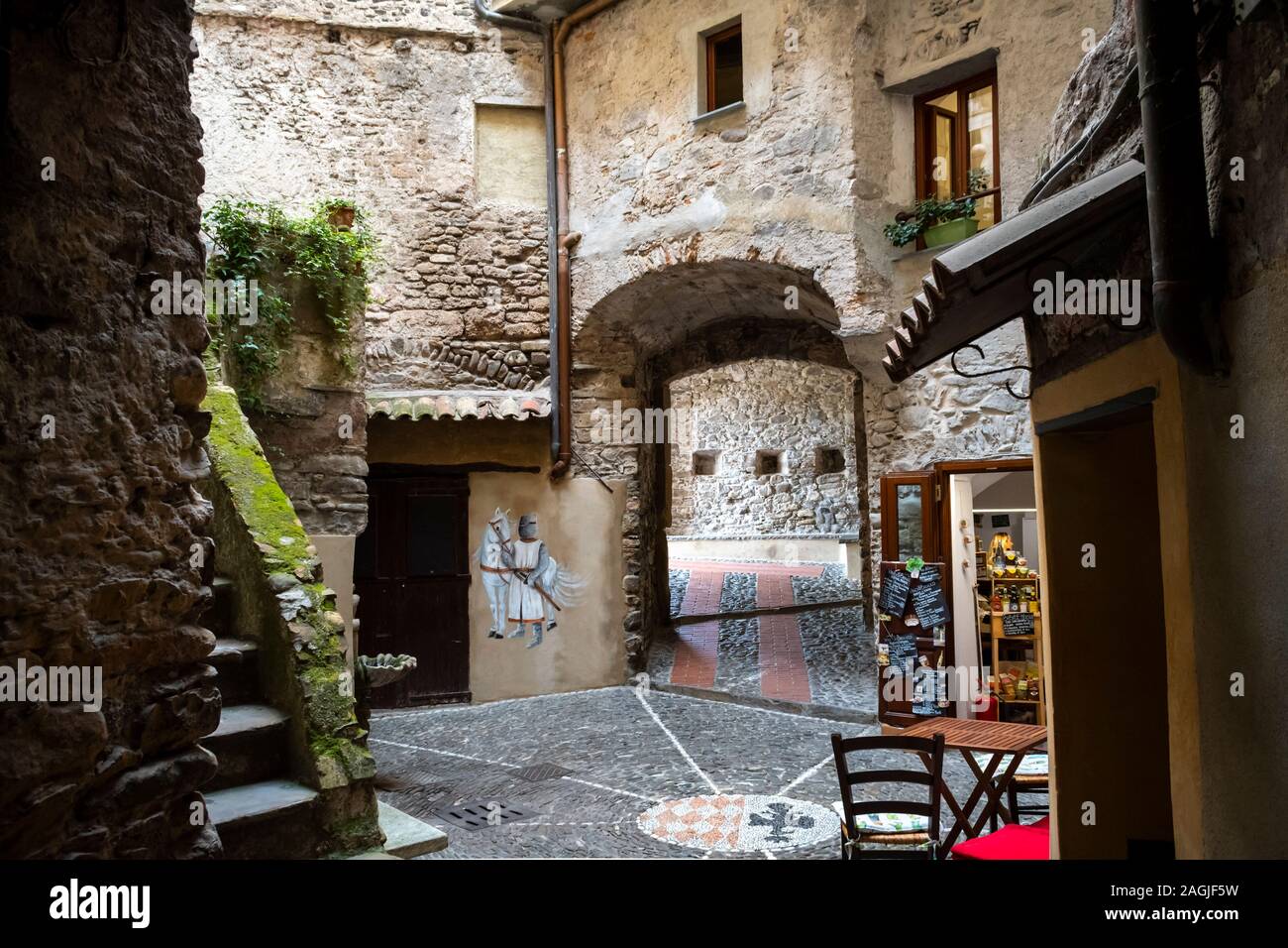 Medieval stone houses hi-res stock photography and images - Alamy