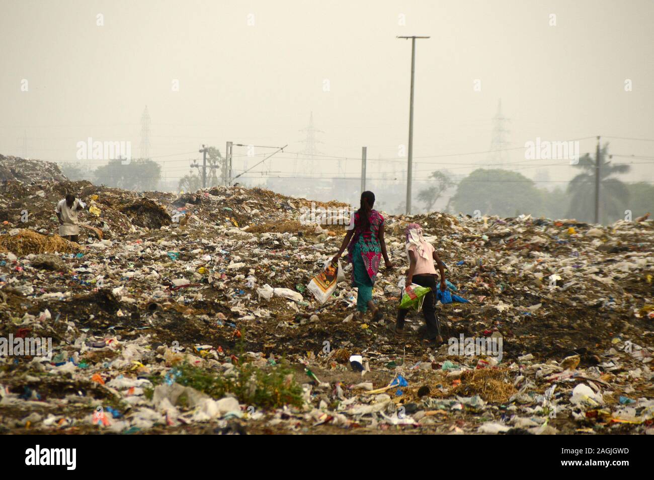 Indian waste pickers hi-res stock photography and images - Alamy
