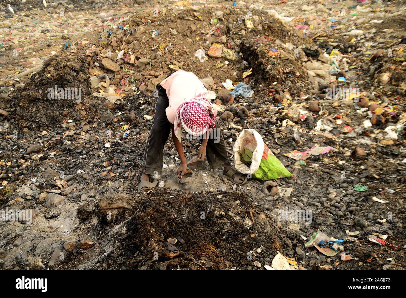 Indian waste pickers hi-res stock photography and images - Alamy