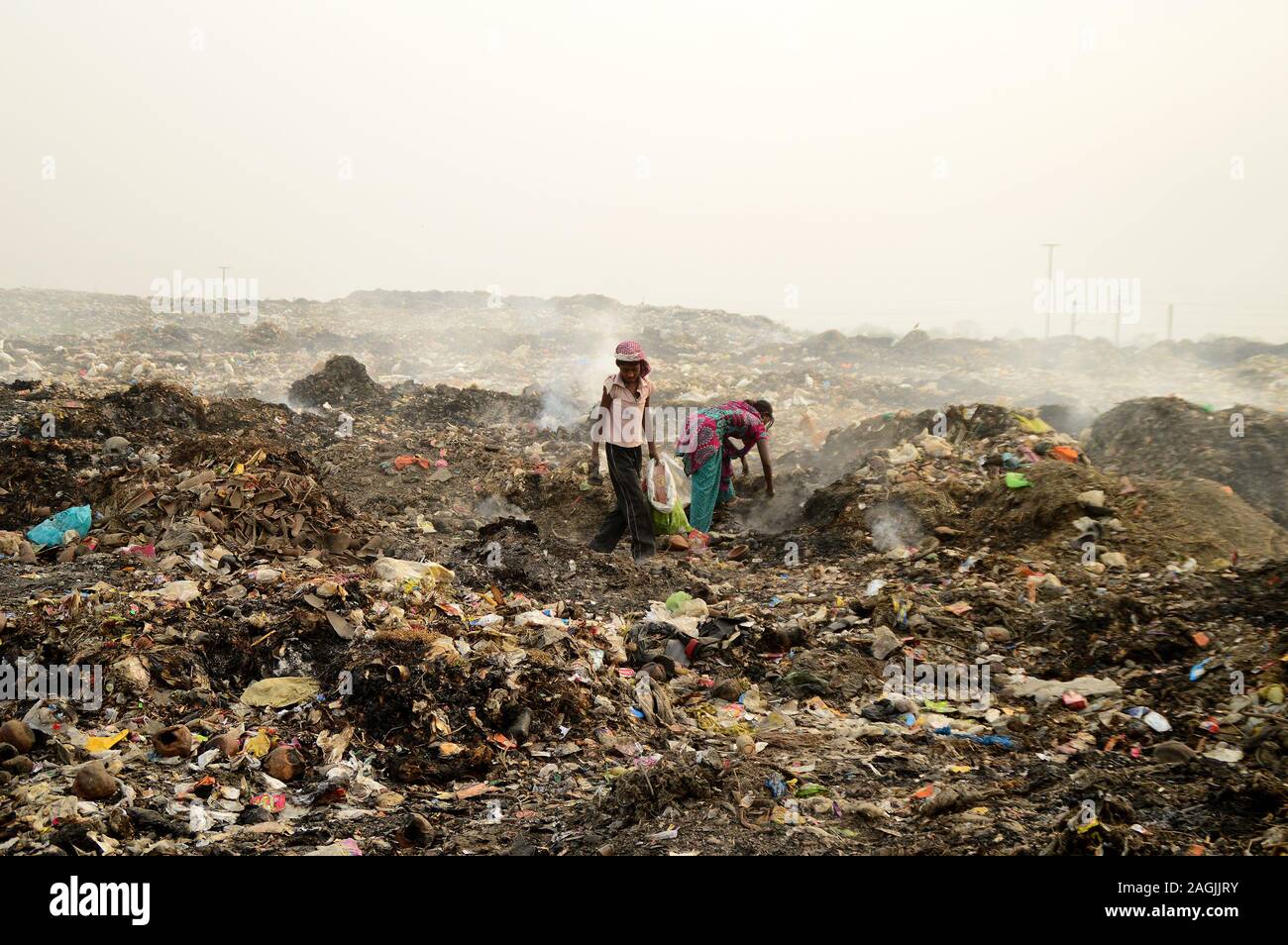 Indian waste pickers hi-res stock photography and images - Alamy