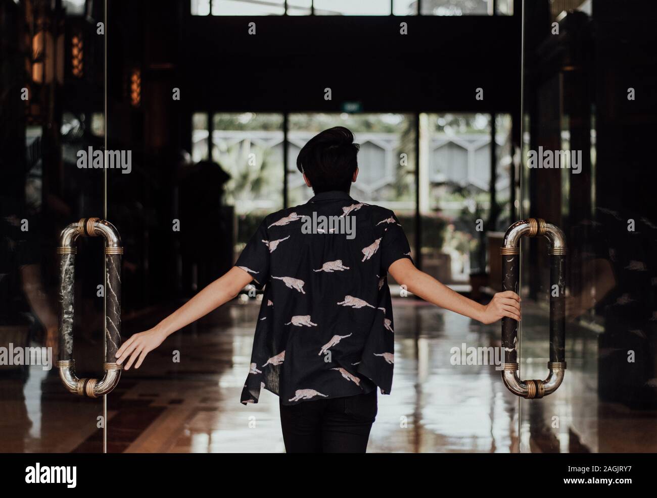 Opening doors hi-res stock photography and images - Alamy