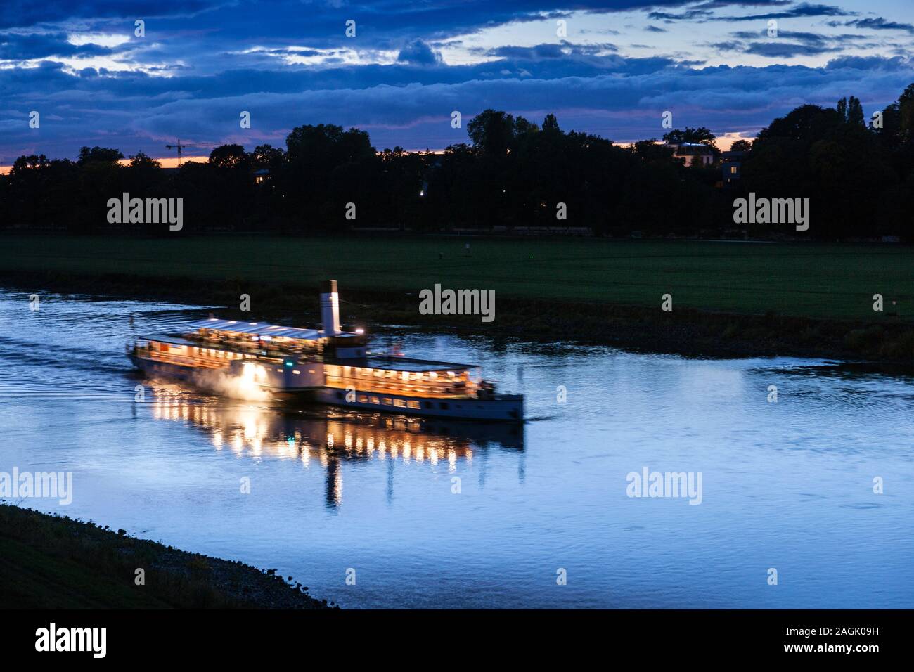 Side wheeler paddle steamer hi-res stock photography and images - Alamy