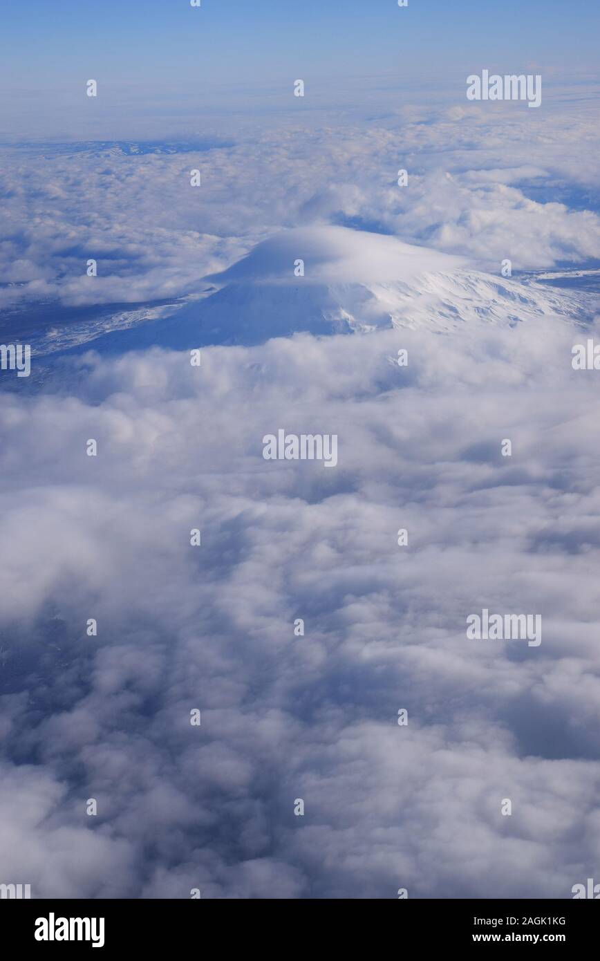 Lenticular cloud formation over Mt. Rainier Stock Photo - Alamy
