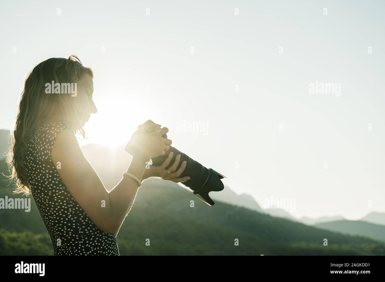 She is looking into the lens hi-res stock photography and images - Alamy