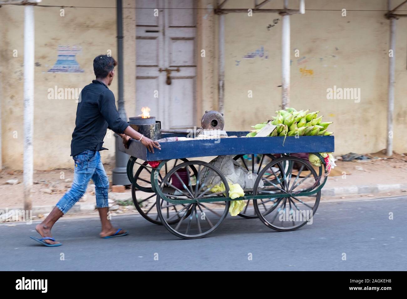 India street food cart hi-res stock photography and images - Alamy