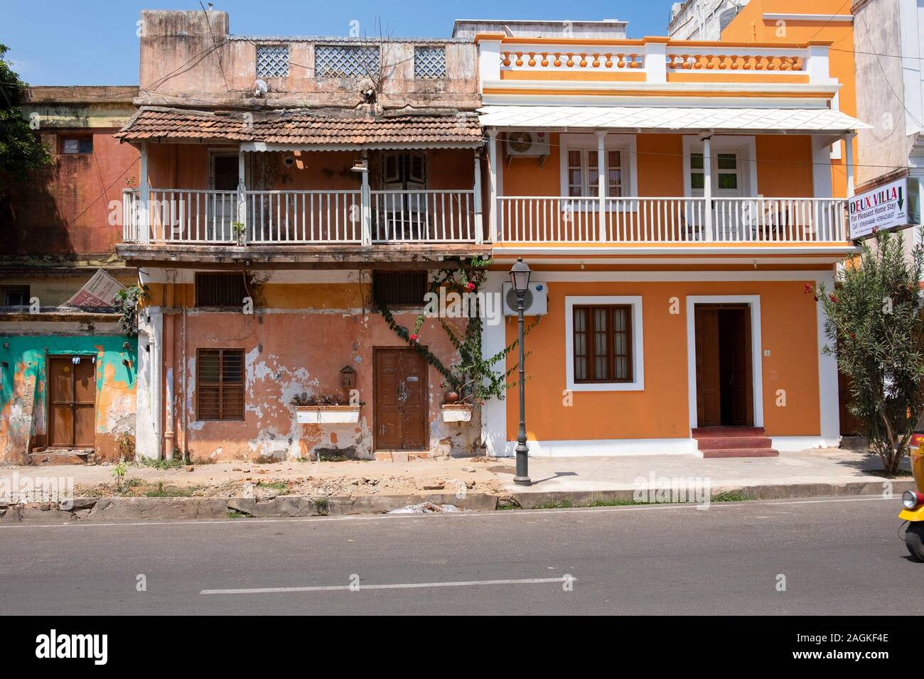 Exterior of houses in Puducherry, Tamil Nadu, India Stock Photo - Alamy