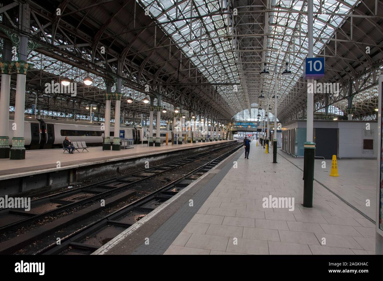 Piccadilly station roof hi-res stock photography and images - Alamy