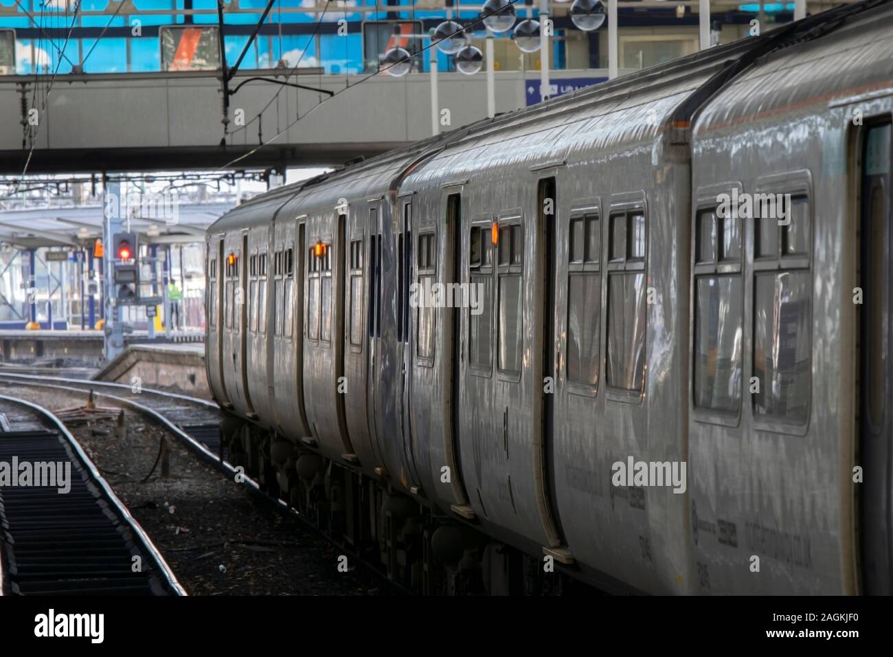 Manchester railway station interior hi-res stock photography and images ...