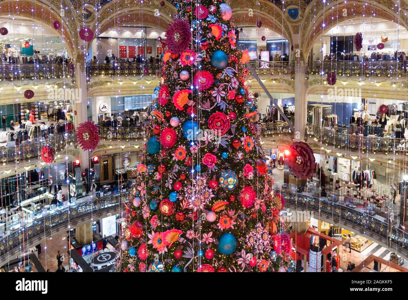 Paris Christmas Galeries Lafayette - interior of the upmarket French ...