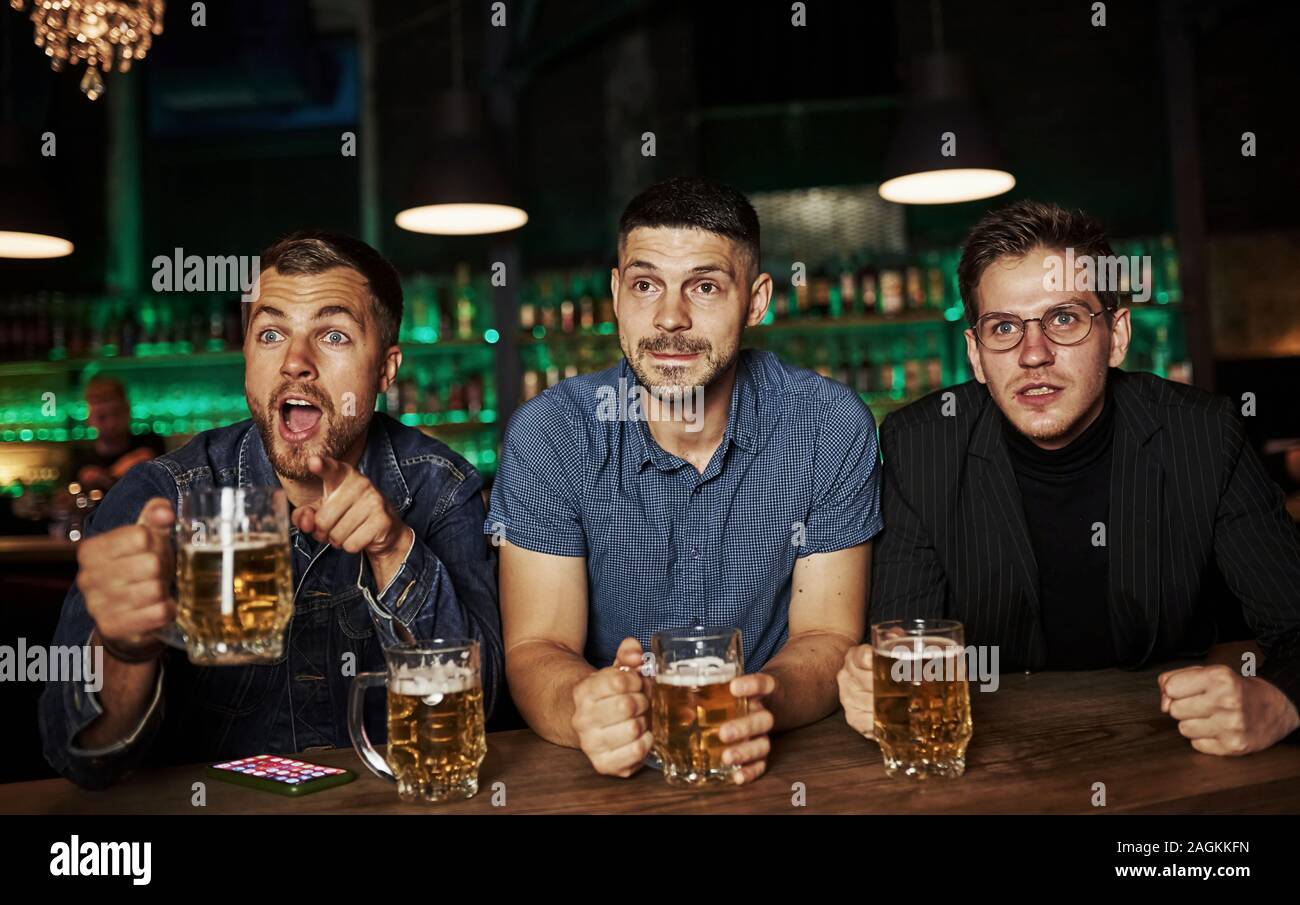 Football fans watching match bar hi-res stock photography and images ...