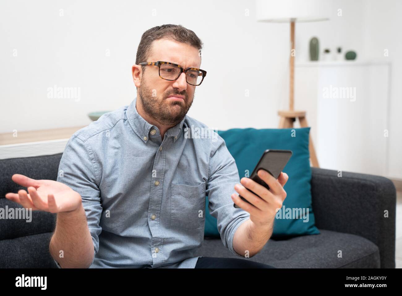 Angry customer hi-res stock photography and images - Alamy