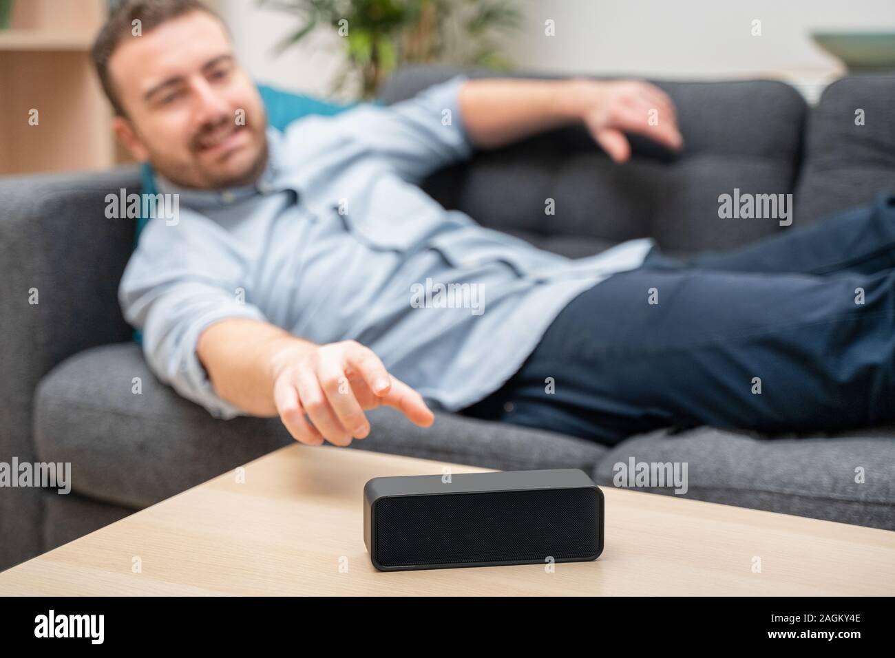 Man virtual assistant hi-res stock photography and images - Alamy