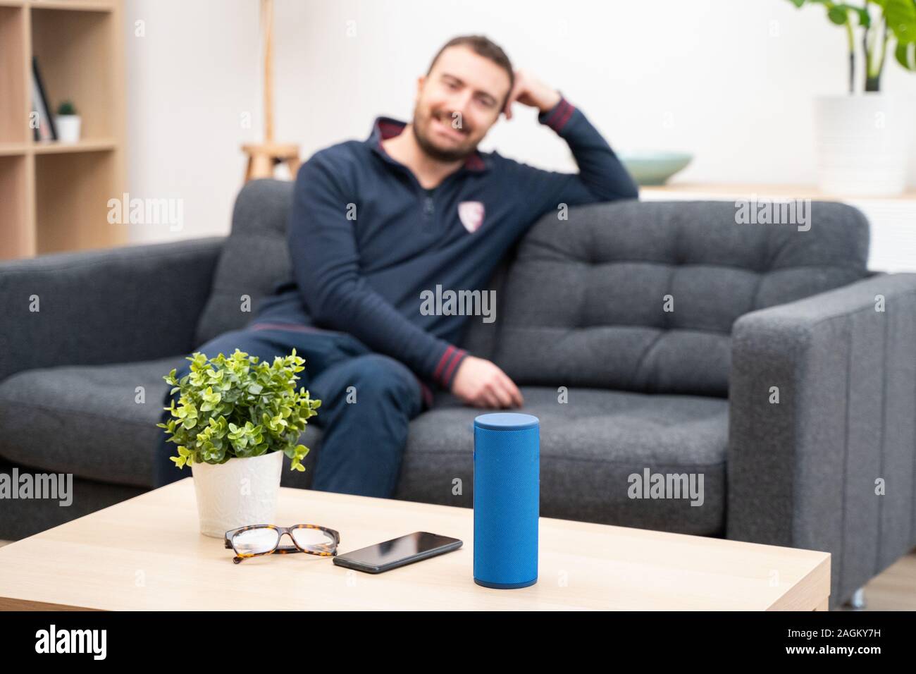 Man virtual assistant hi-res stock photography and images - Alamy