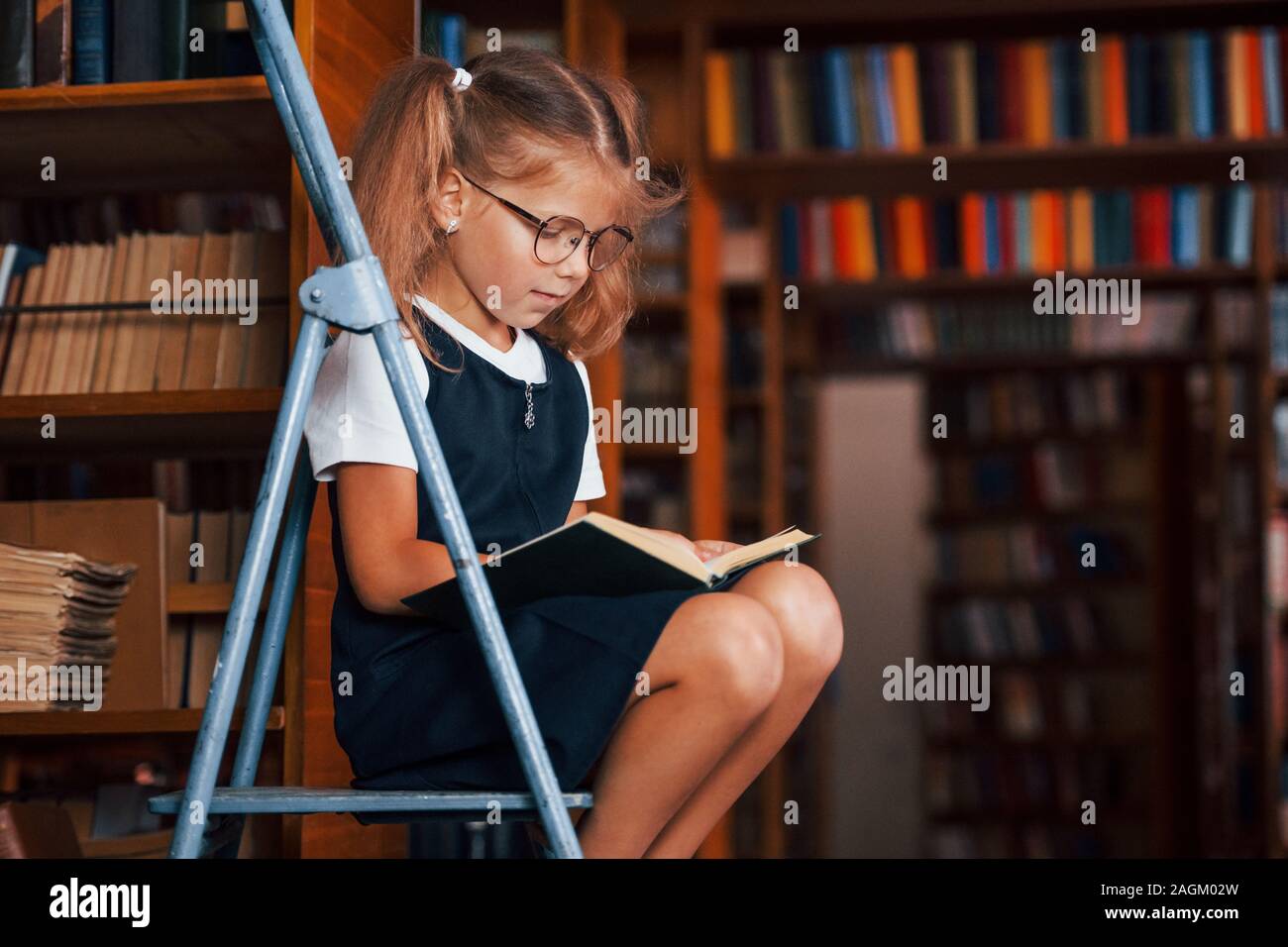 Girl on library ladder hi-res stock photography and images - Alamy