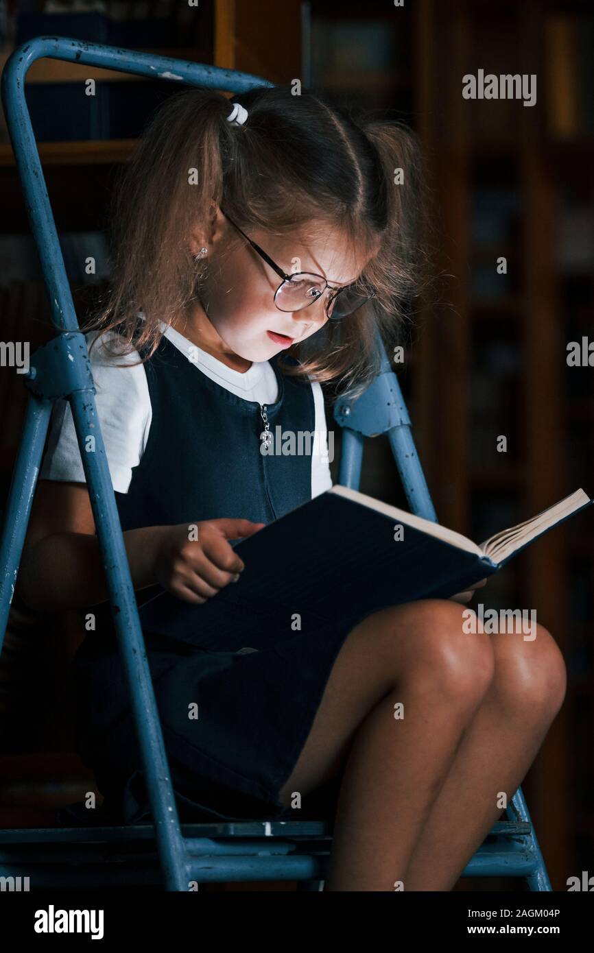 Girl on library ladder hi-res stock photography and images - Alamy