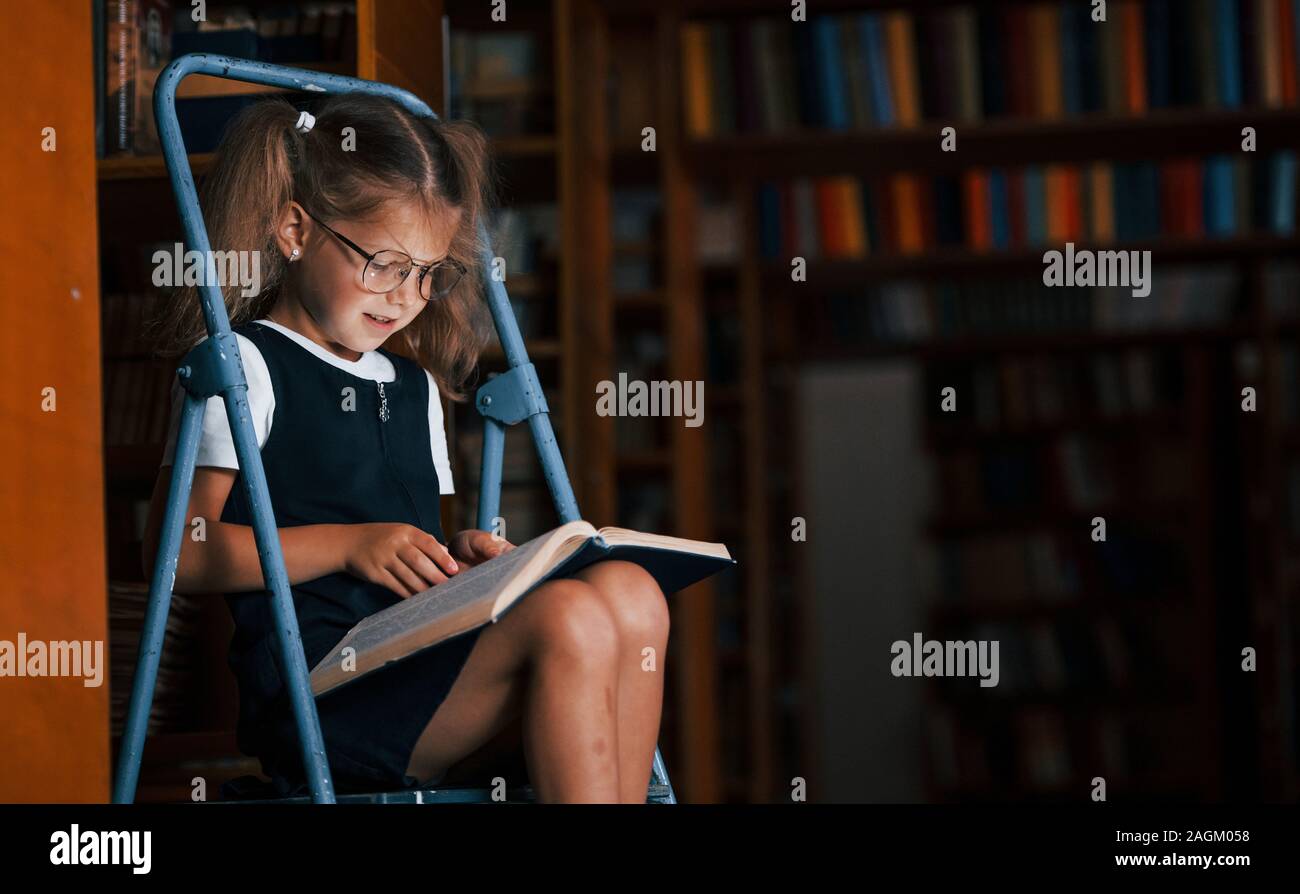 Girl on library ladder hi-res stock photography and images - Alamy