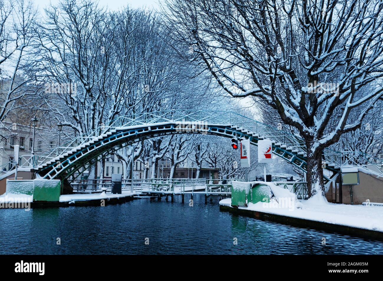 Covered pedestrian bridge hi-res stock photography and images - Alamy