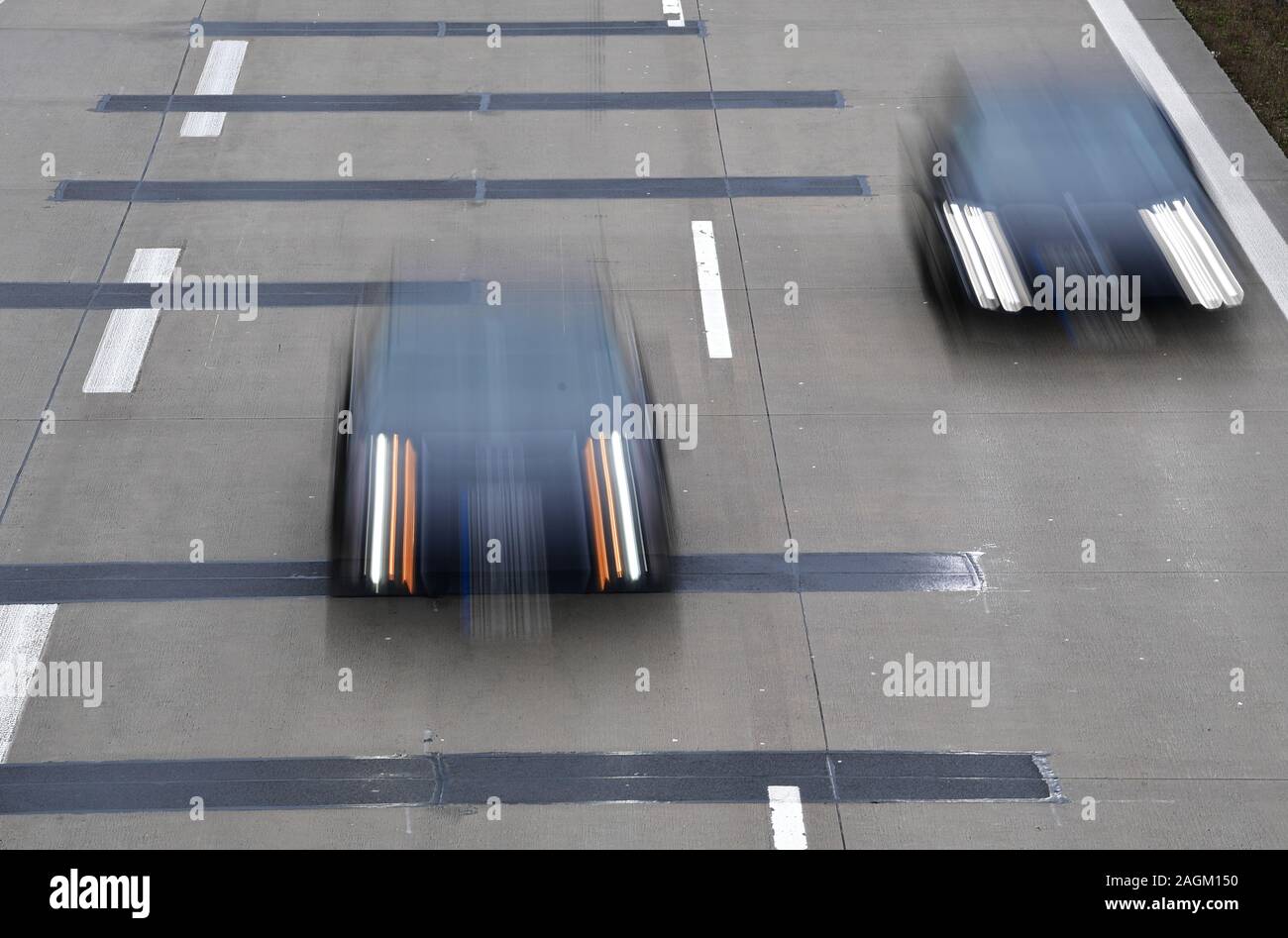 Teupitz, Germany. 16th Dec, 2019. Black streaks on the A13 motorway can ...