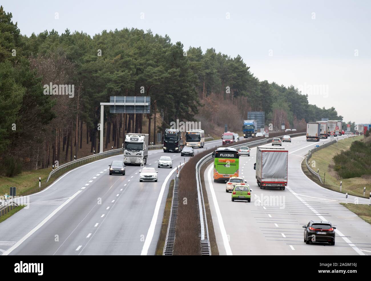 Teupitz, Germany. 16th Dec, 2019. Cars and trucks drive on the A13 ...