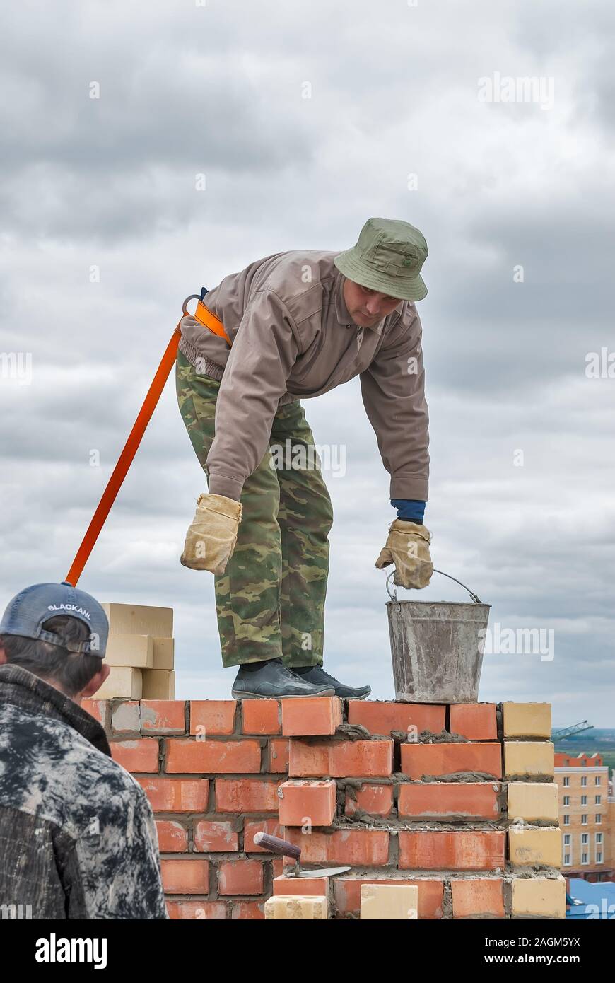 Bricklayer on house construction Stock Photo - Alamy