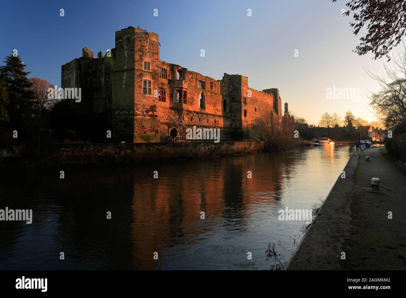 Dusk view over the ruins of Newark Castle, Newark on Trent ...