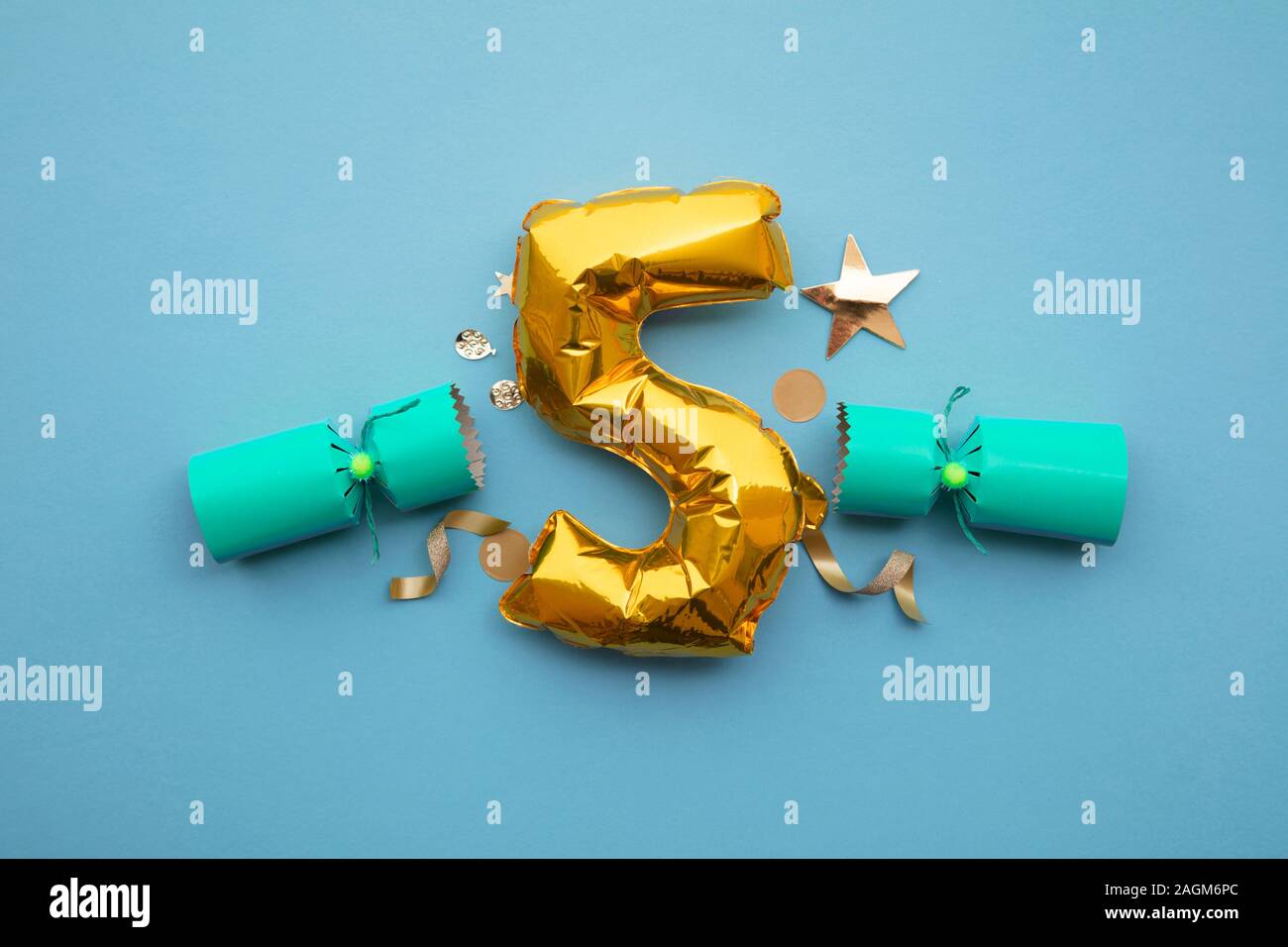 Christmas countdown. Gold number 5 with festive cristmas cracker ...