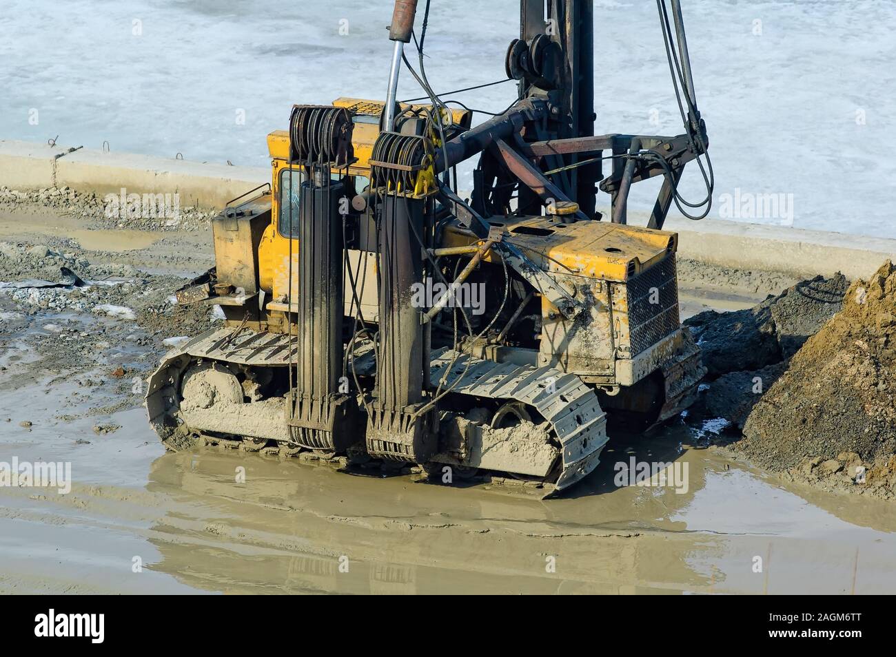 Pile driving machine in hi-res stock photography and images - Alamy