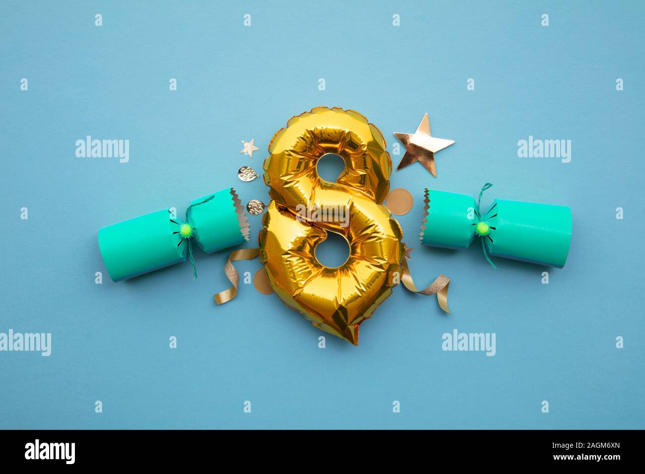 Christmas countdown. Gold number 8 with festive cristmas cracker ...